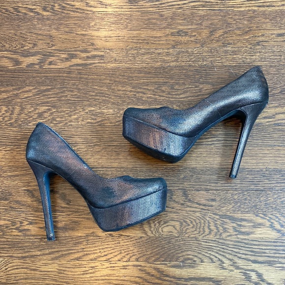 Jessica Simpson | Shoes | Jessica Simpson Black And Gold Heels | Poshmark